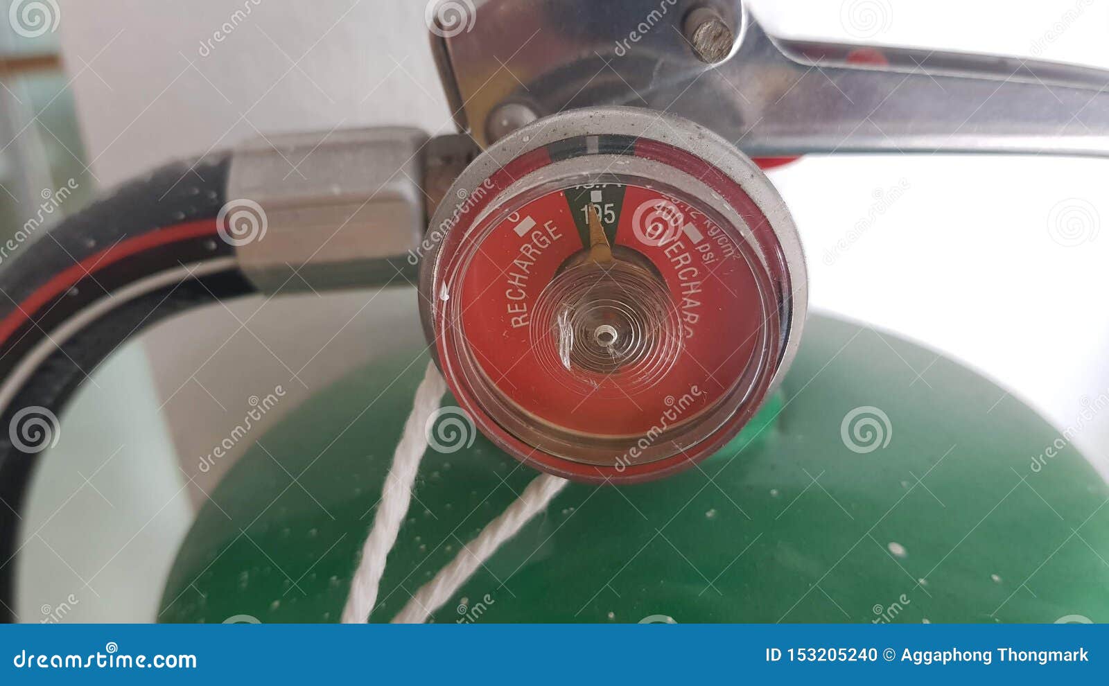 Extintor verde foto de stock. Imagem de tecnologia, pessoa - 153205240