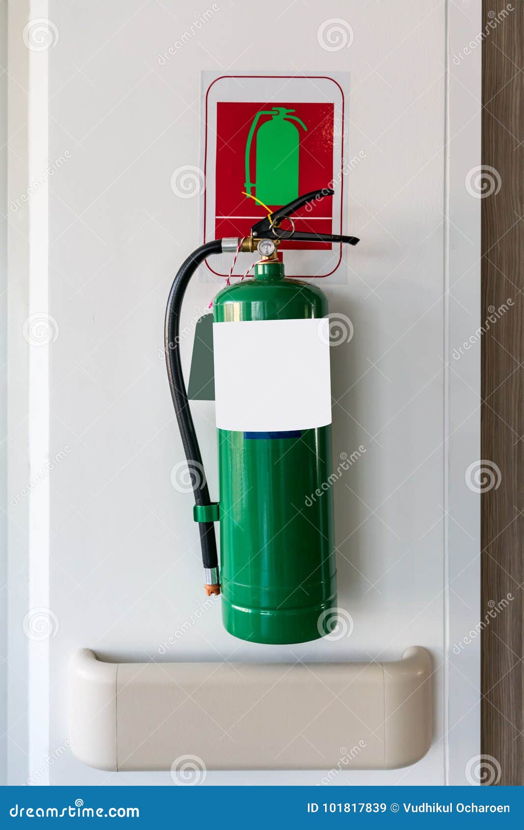 Extintor Verde Que Pendura Na Parede Branca Imagem de Stock - Imagem de ...