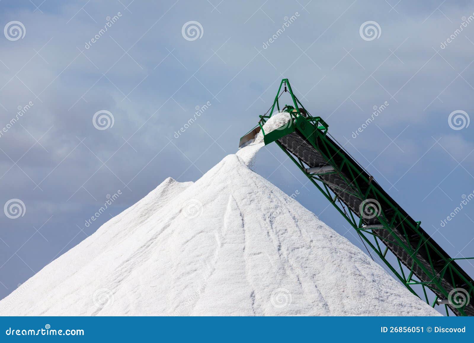 Extracción de la sal imagen de archivo. Imagen de colina - 26856051