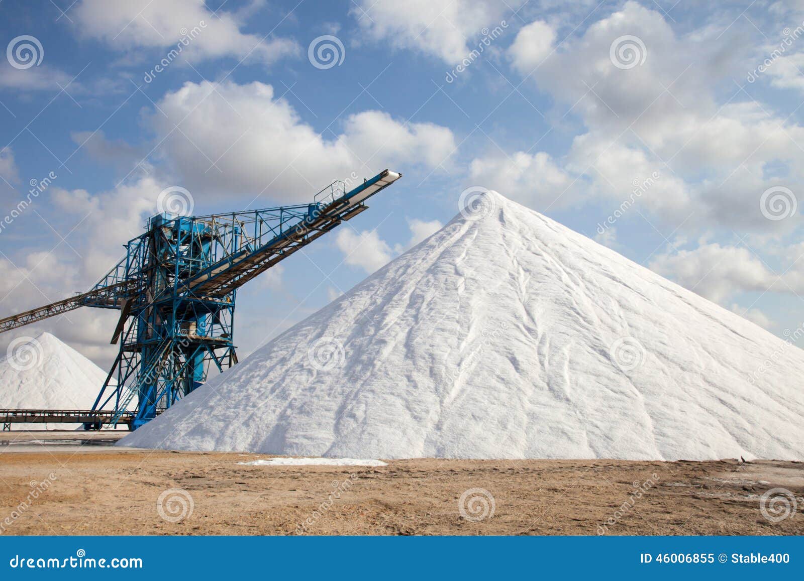 Extração Do Sal Mineral Foto de Stock - Imagem: 46006855