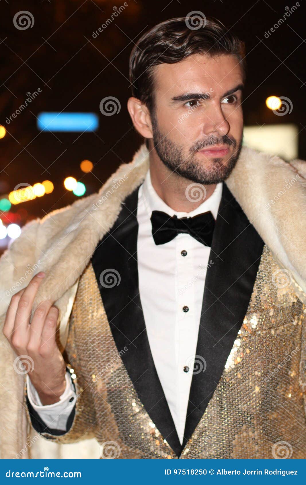 Extravaganter Mann in Der Stadt Nachts Weg Schauend Stockfoto - Bild ...