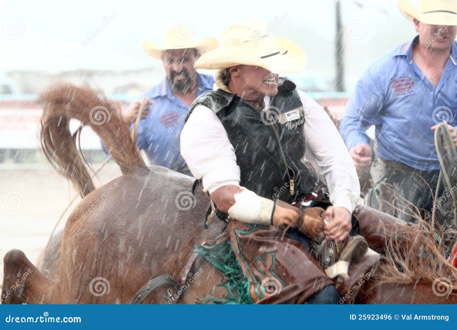 Extreme Rodeo editorial photo. Image of arena, downpour - 25923496