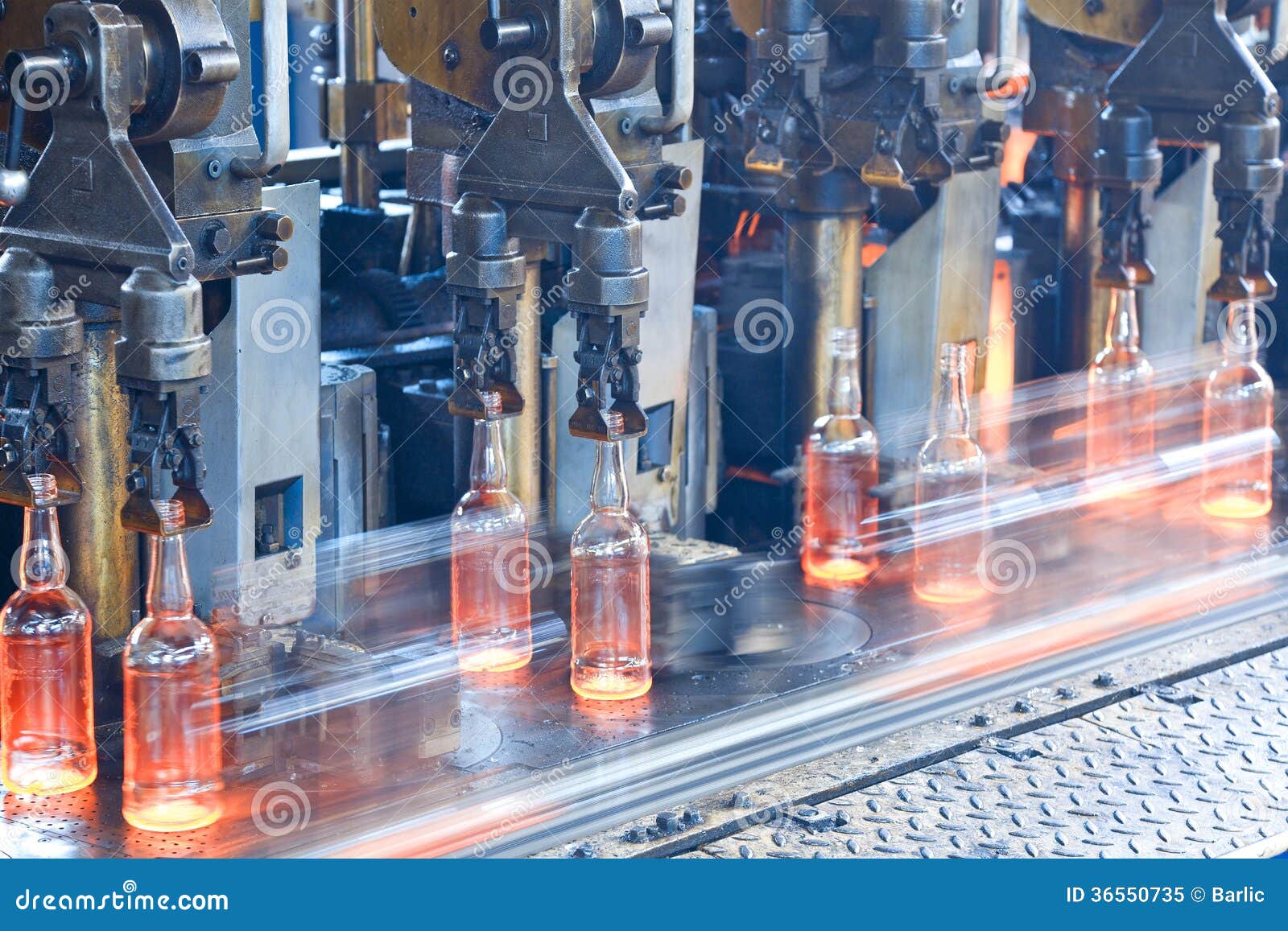 Fábrica de la botella imagen de archivo. Imagen de movimiento - 36550735