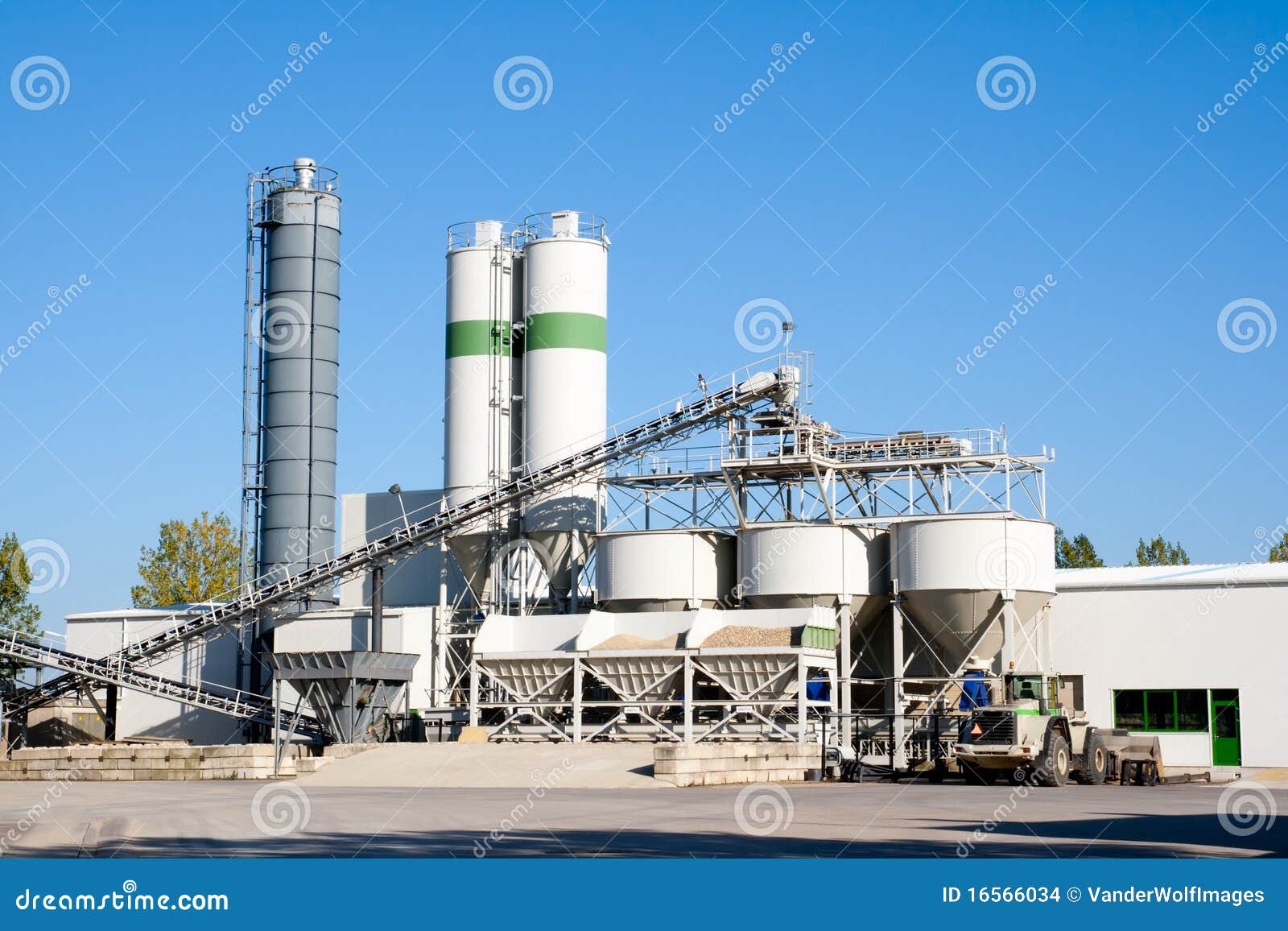 Fábrica do cimento foto de stock. Imagem de silo, azul - 16566034