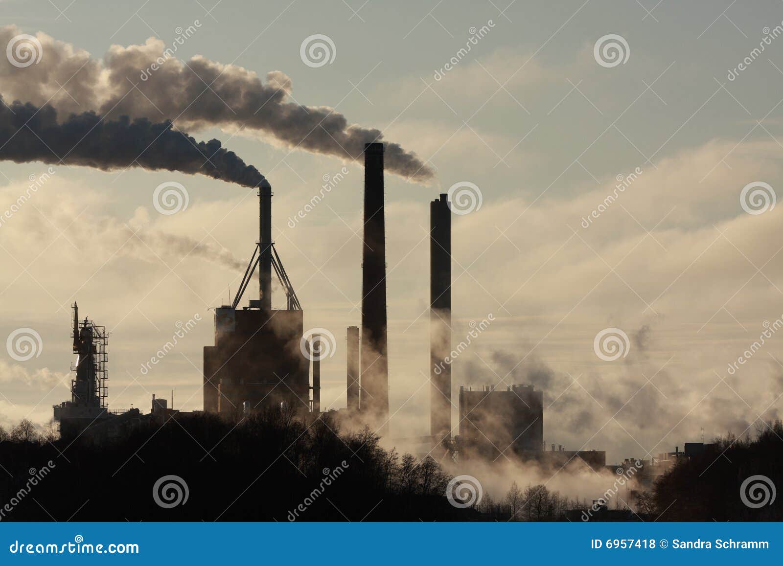Fábrica y humo foto de archivo. Imagen de cielo, ciudad - 6957418