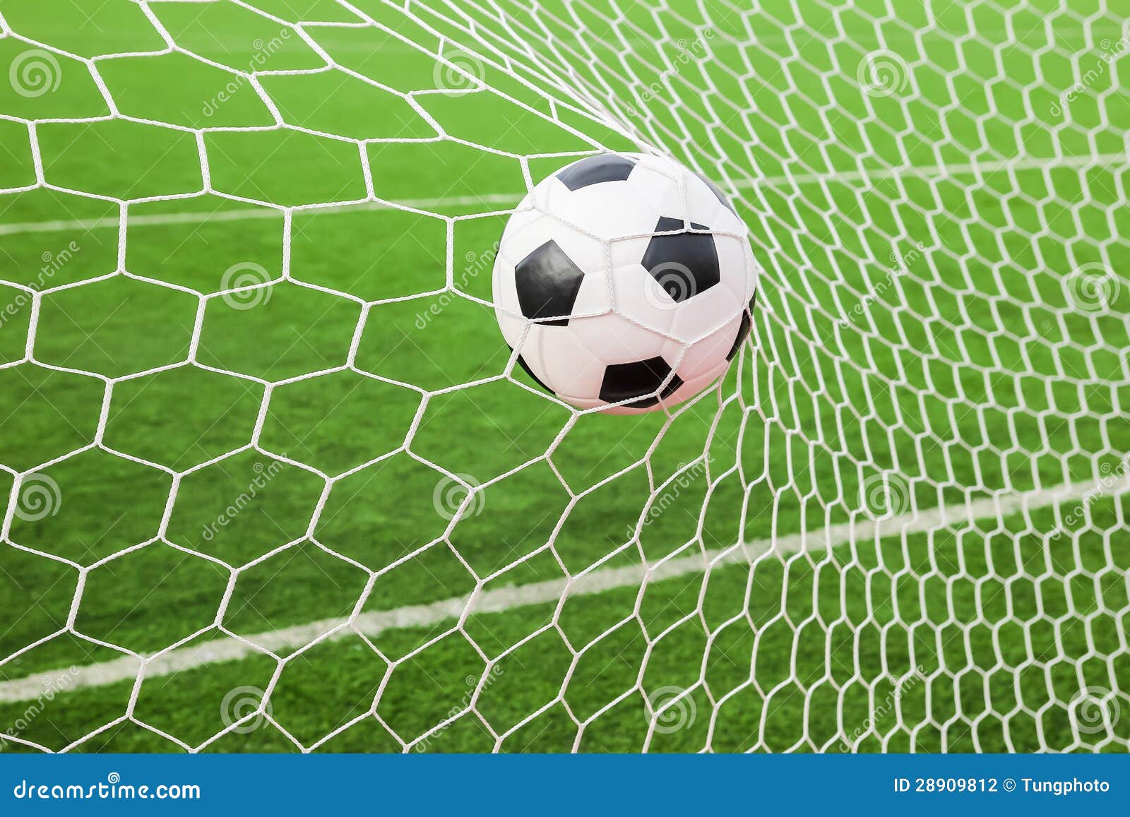 Fútbol En La Red De La Meta Foto de archivo - Imagen de ejercitar ...