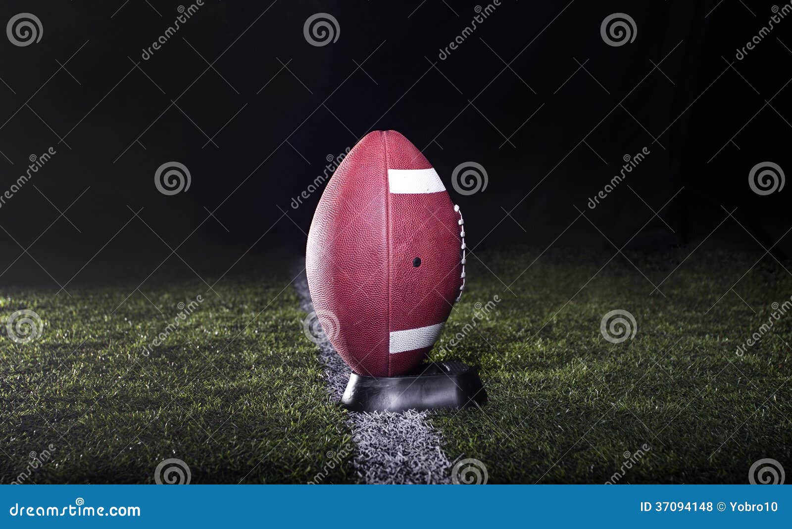 Fútbol Listo Para El Saque De Centro Foto de archivo - Imagen de ...