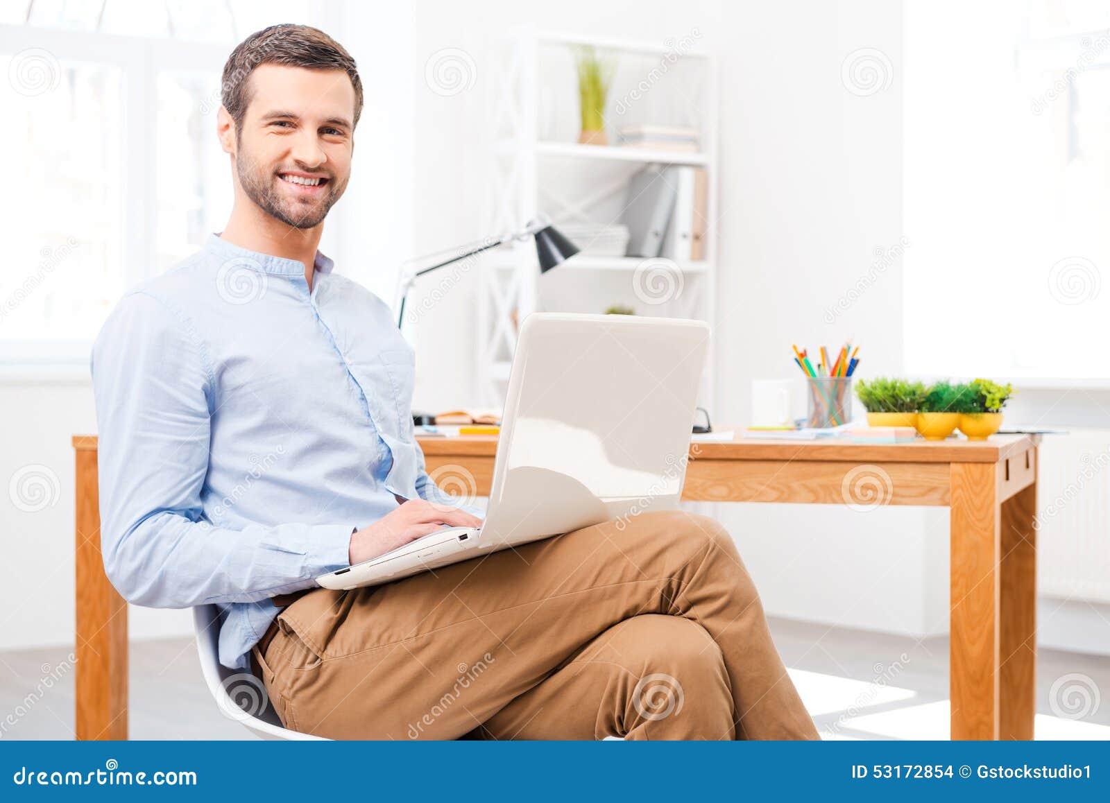 Fühlen Bequem in Meinem Büro Stockfoto - Bild von kamera, freundlich ...