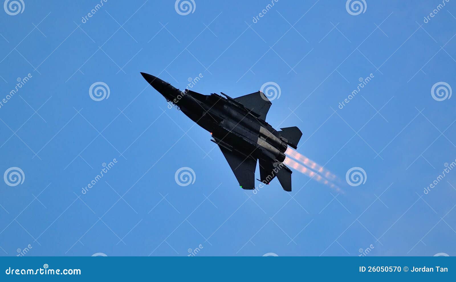 F-15SG Performing Combat Turn at NDP 2012 Editorial Image - Image of ...