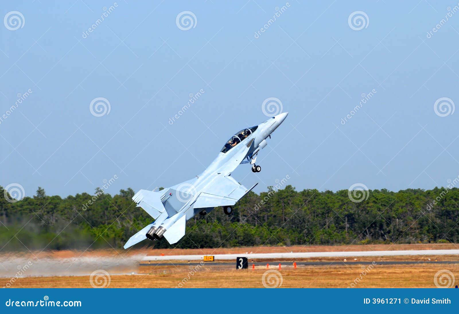 F-18 Jet in a Steep Takeoff Stock Image - Image of gray, motion: 3961271