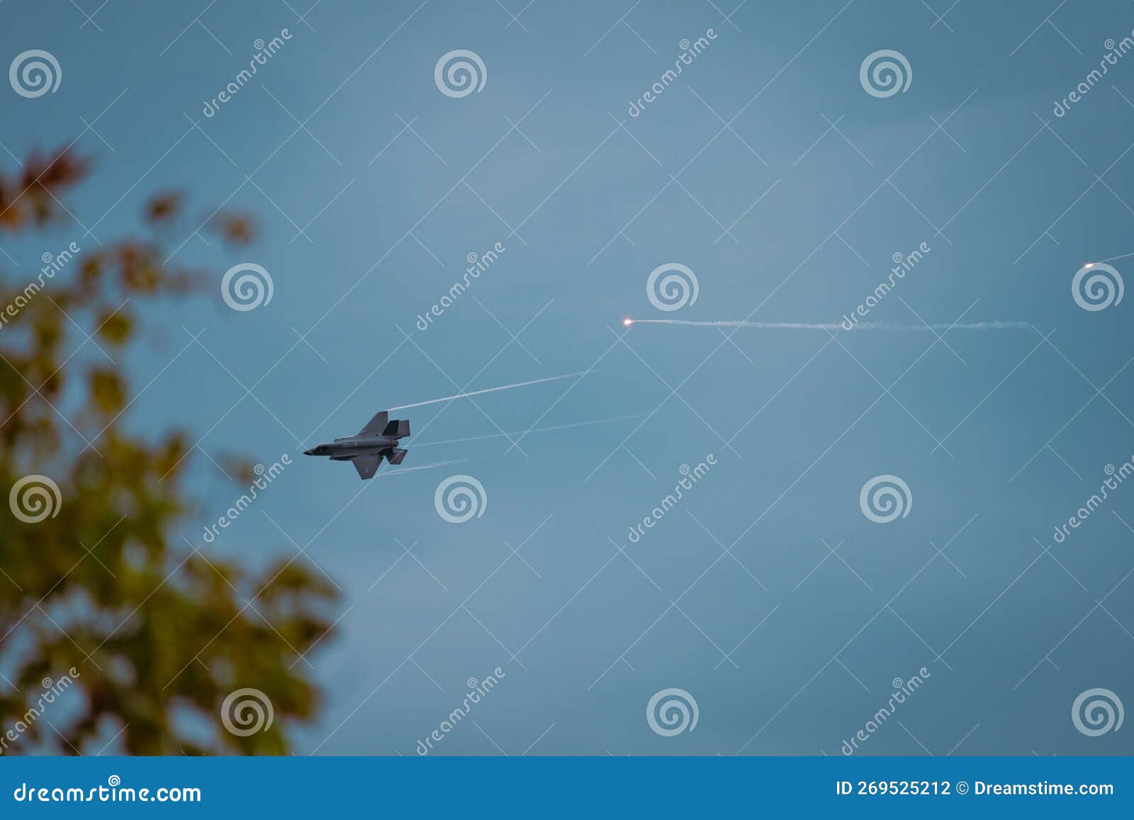 F-35 Mid-Flight Performing Air Stunts with Flares Editorial Photography ...
