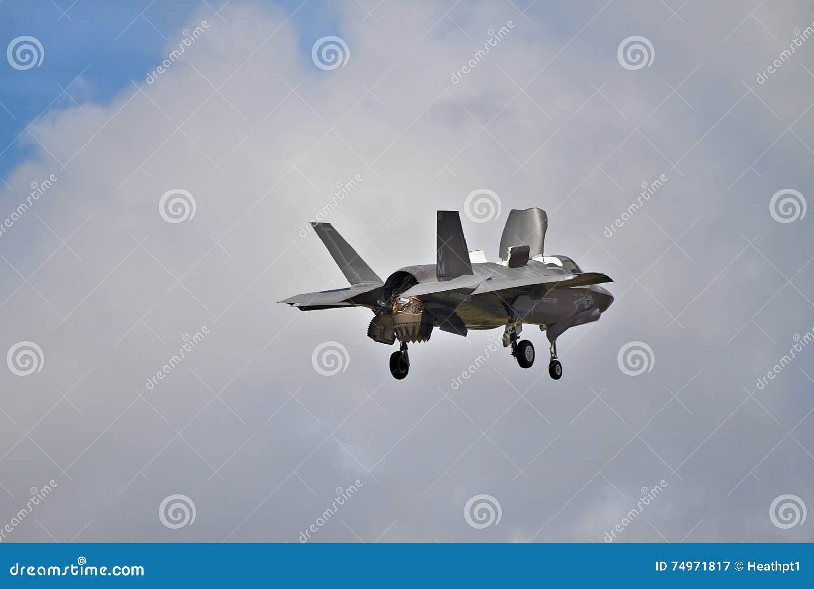 F-35 Stealth Fighter Performing Vertical Landing Editorial Photography ...