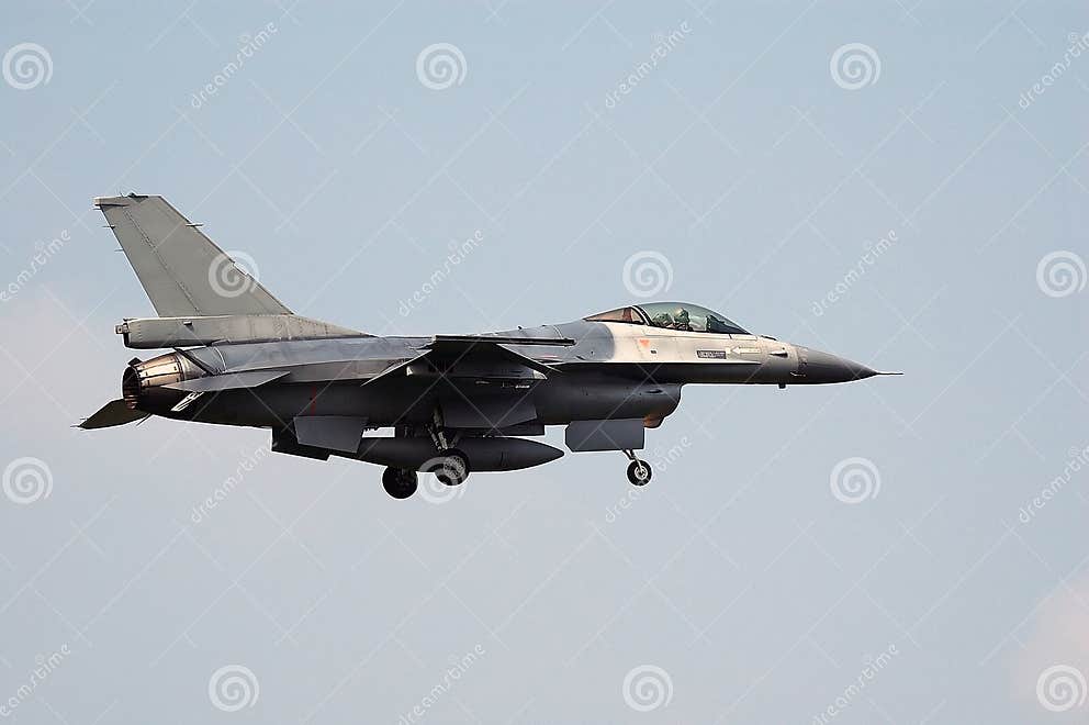 F16 para a aterragem foto de stock. Imagem de cockpit - 2812442