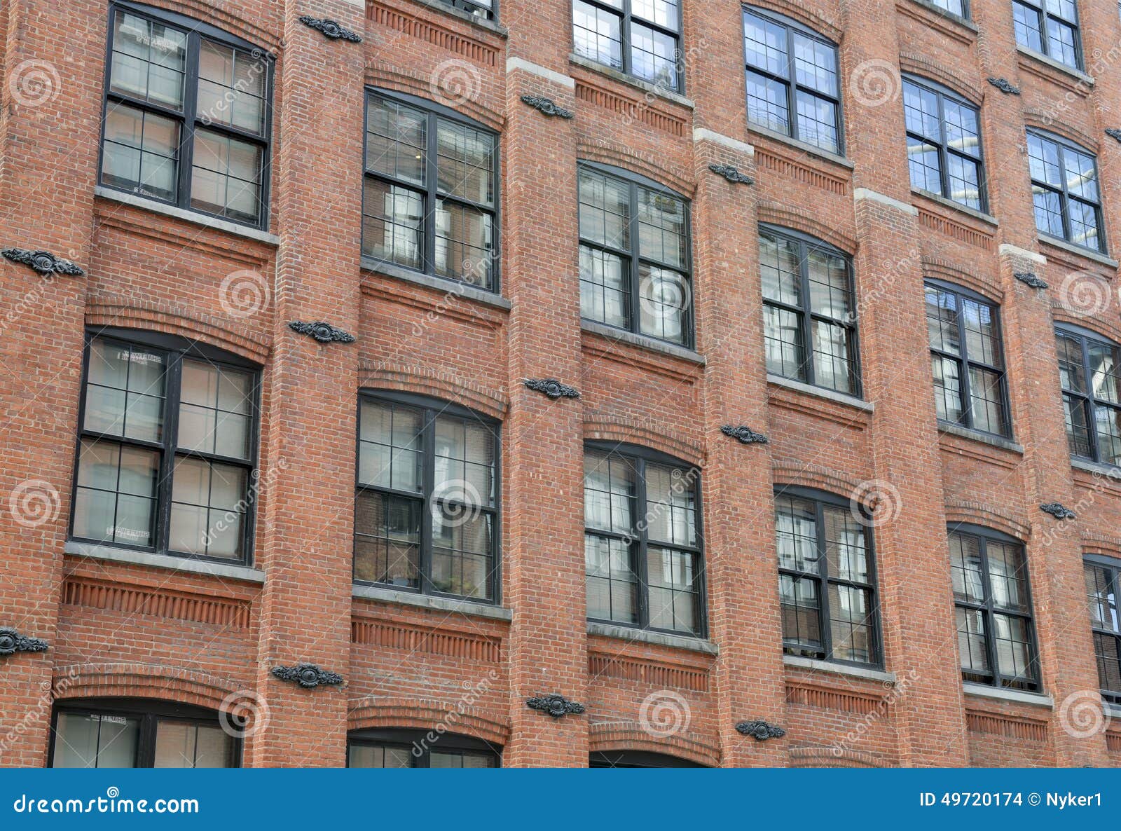 Façade D'immeuble De Brique Rouge Image stock éditorial - Image du ...