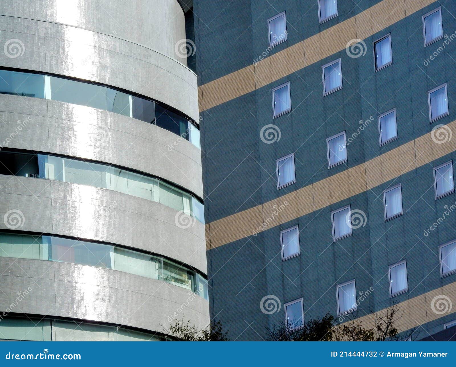 Façade D'un Bâtiment Vue En Angle Photo stock - Image du ville, hublots ...