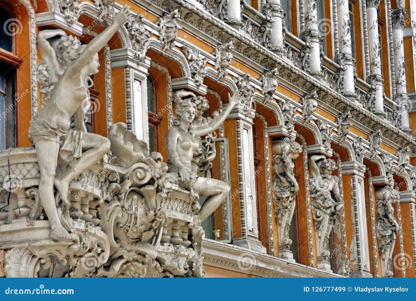 Façade Du Bâtiment Dans Le Style Baroque Image stock - Image du odessa ...