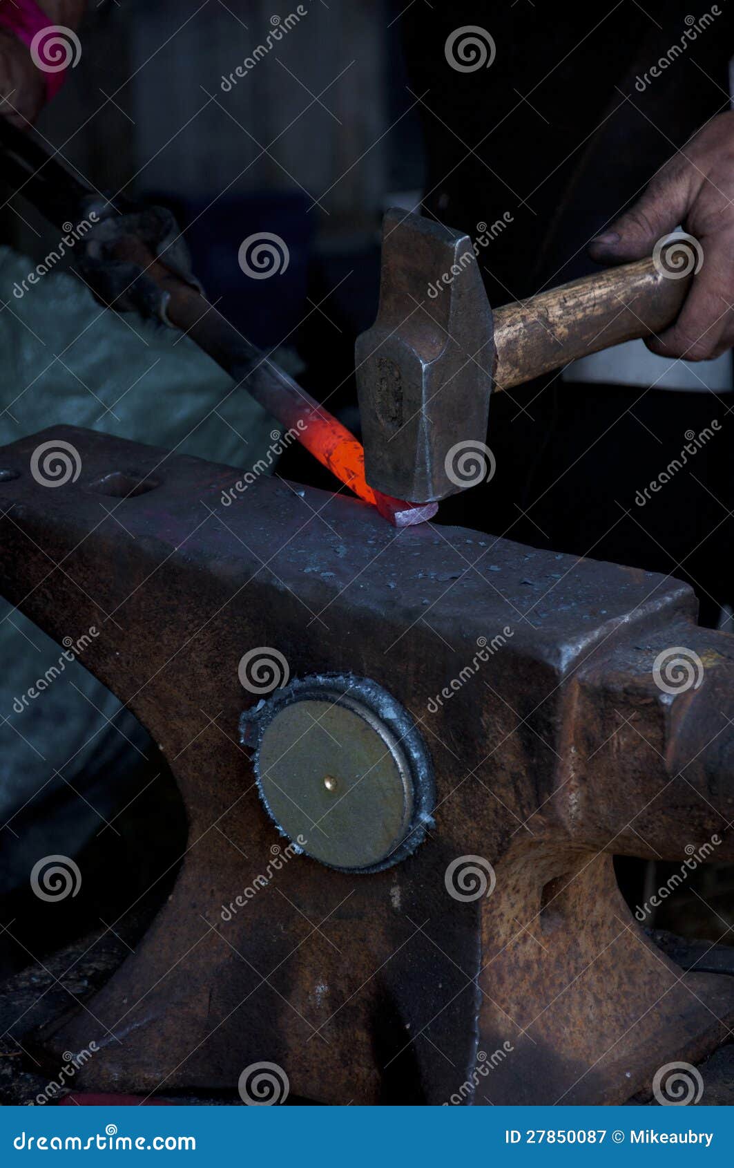 Fabbro immagine stock. Immagine di figura, fabbro, calore - 27850087