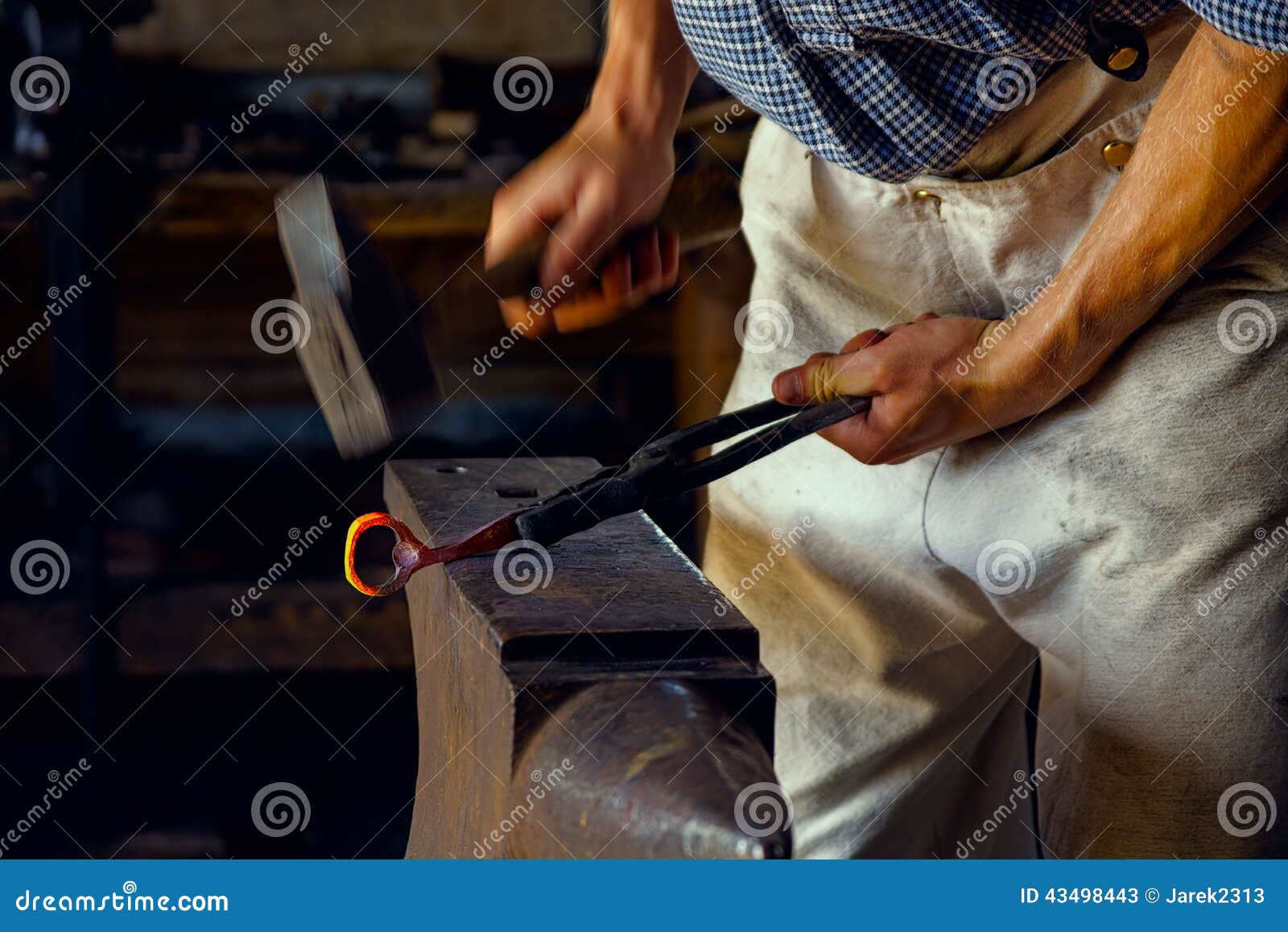 Fabbro immagine stock. Immagine di ferro, movimento, caldo - 43498443