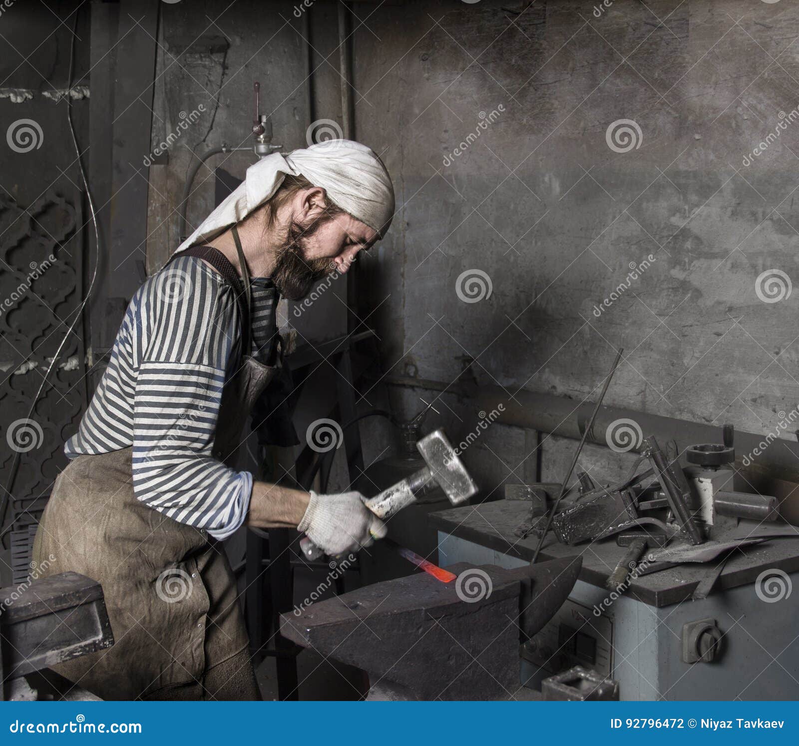 Fabbro Che Martella Una Barretta Di Metallo Calda Fotografia Stock ...