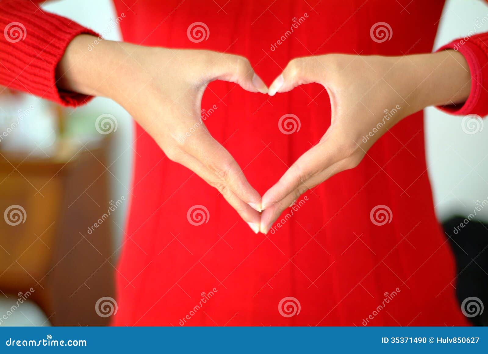 Fabricación De Una Forma Del Corazón Foto de archivo - Imagen de color ...