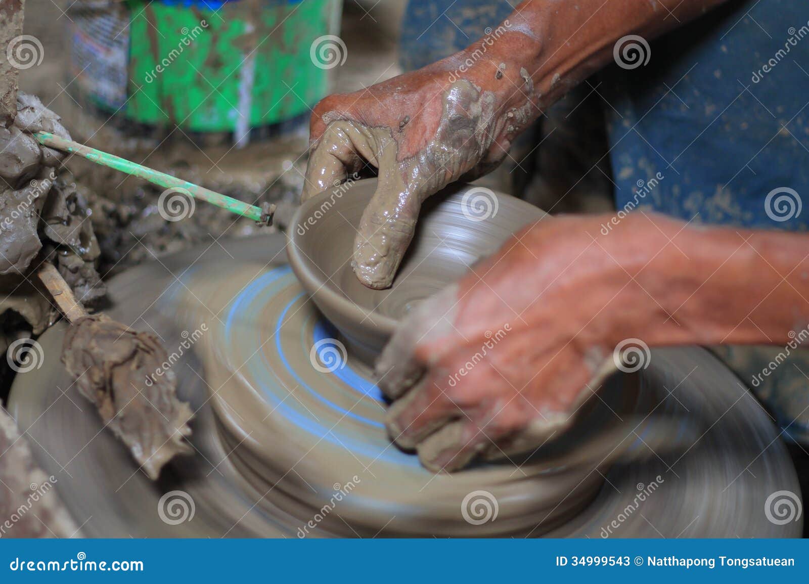 Fabrication De La Poterie De Terre Faite Main Image stock - Image du ...