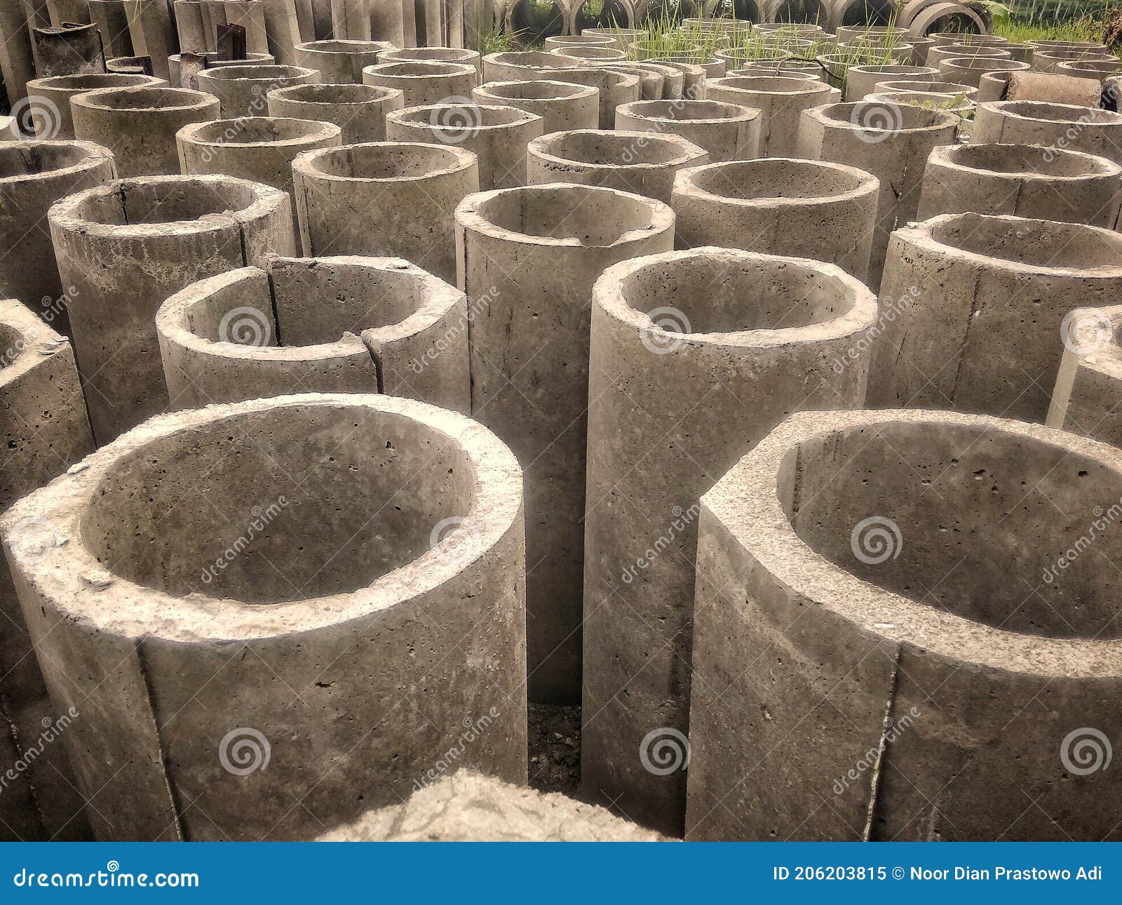 Fabrication Des Ponceaux De Ciment Image stock - Image of brique ...