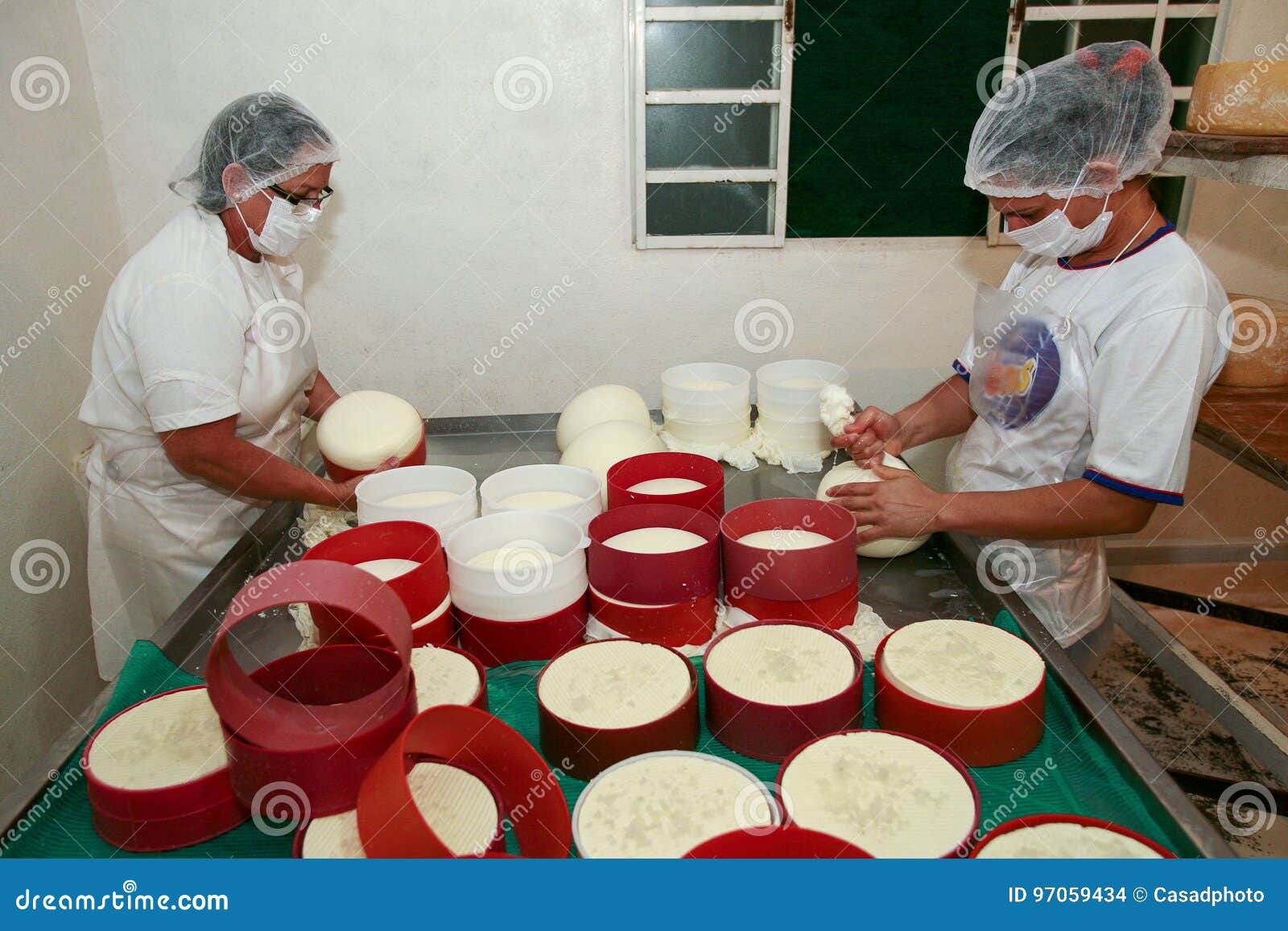 Fabrication Du Fromage Artisanal Image stock éditorial - Image du main ...