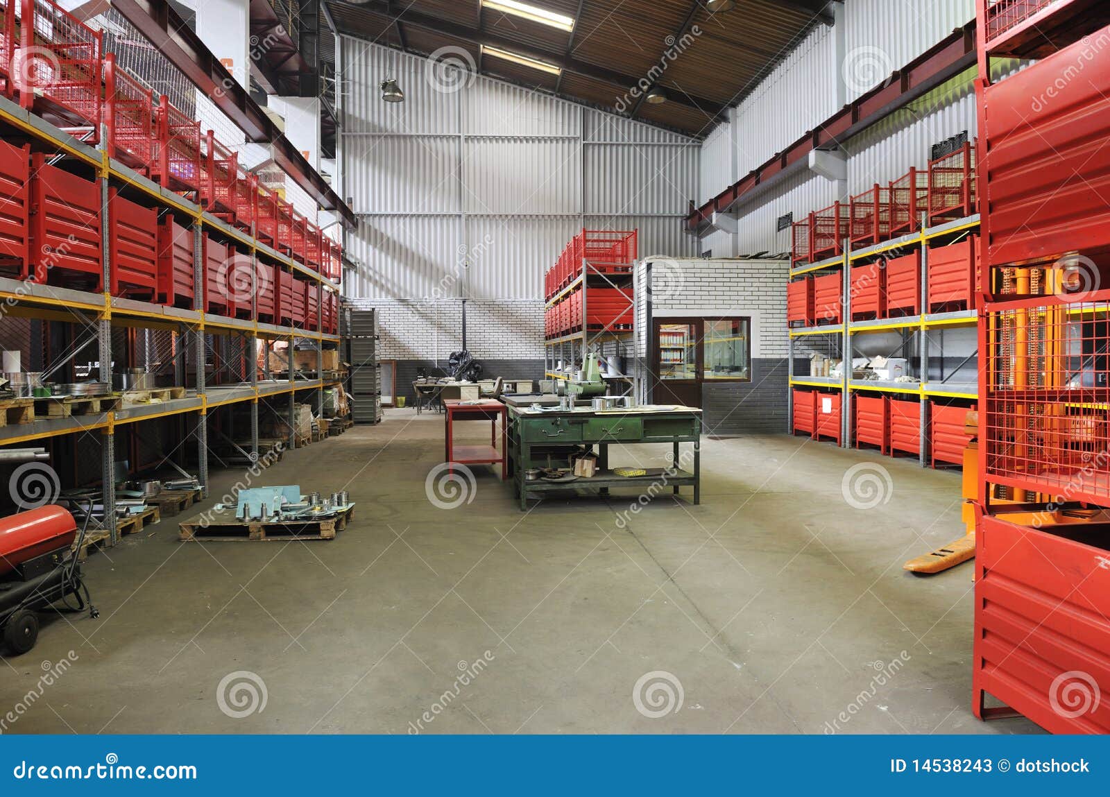 Fabriek binnen stock afbeelding. Image of modern, depot - 14538243