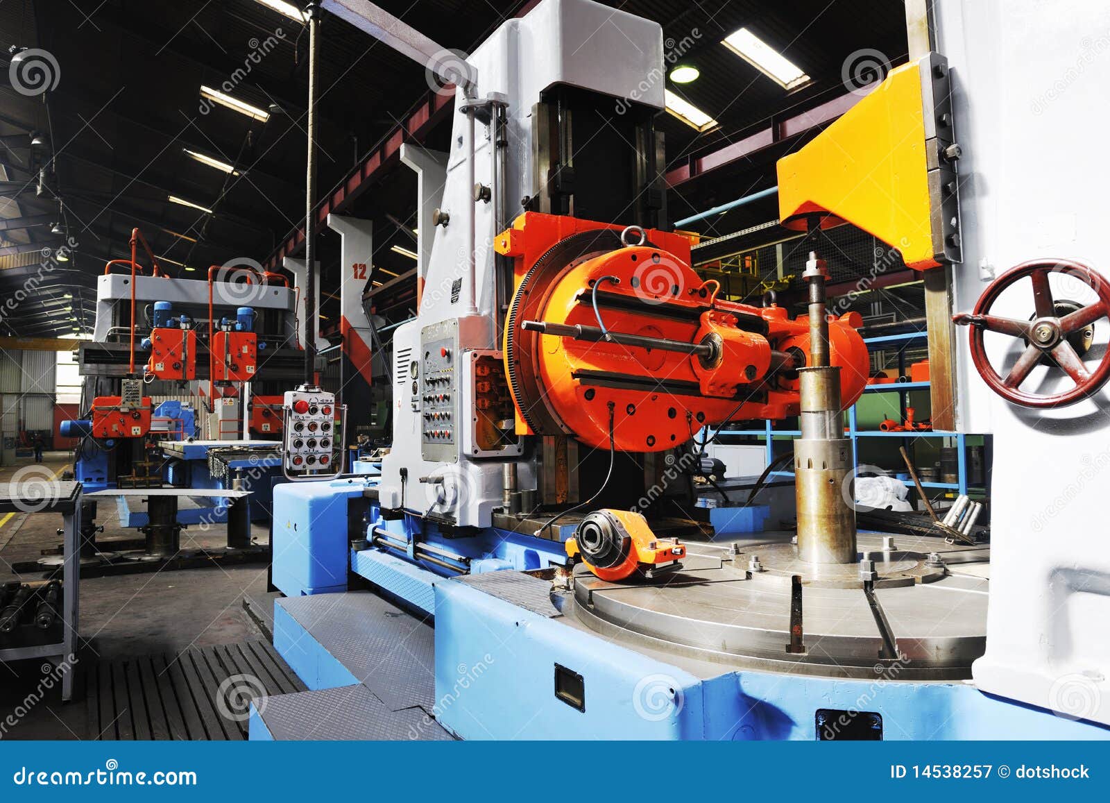 Fabriek binnen stock afbeelding. Image of bedrijf, elektrisch - 14538257