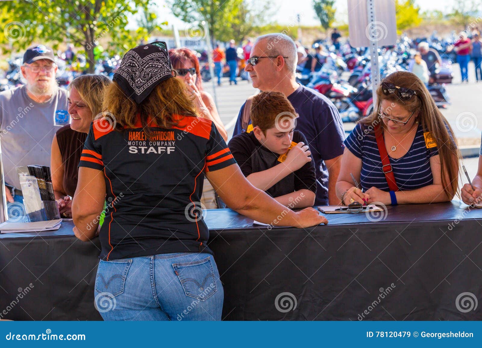 Fabriek Representatief Speaking Met Deelnemers Redactionele Stock ...