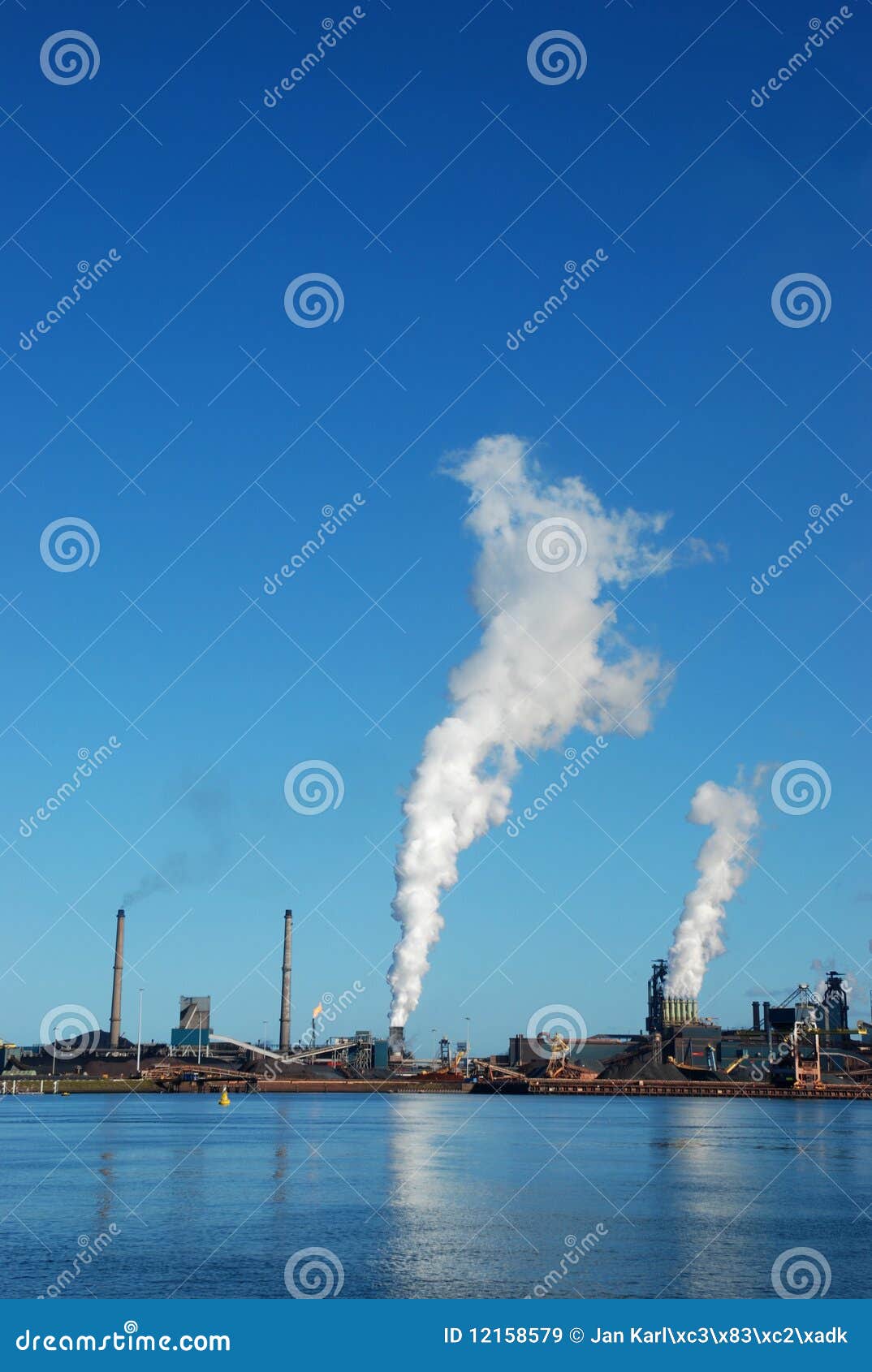 Fabrieken Dichtbij Amsterdam Stock Afbeelding - Image of rook ...