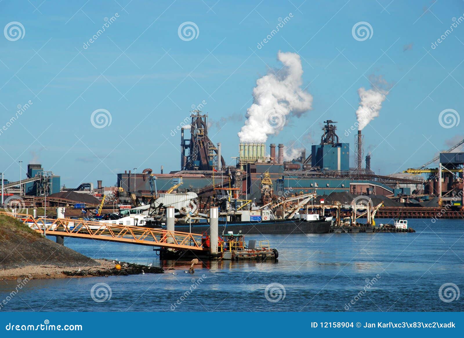 Fabrieken Dichtbij Amsterdam Stock Foto - Image of structuur, mening ...