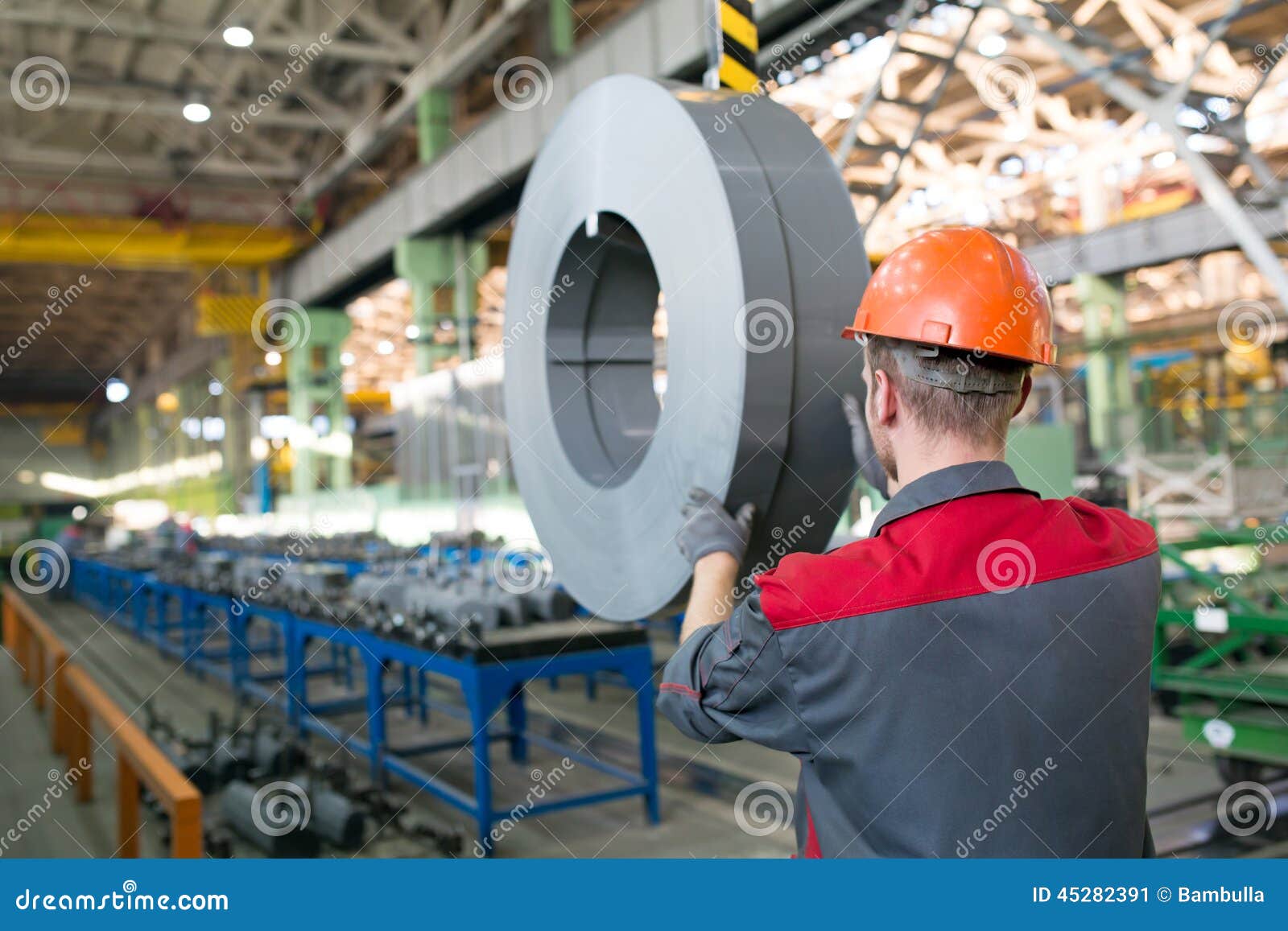 Fabrieksarbeider Die Lading Met Kraan Vervoeren Stock Afbeelding ...