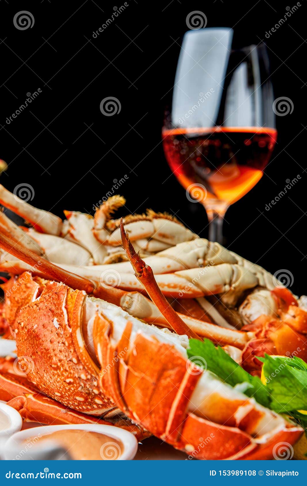 Fabuloso Plato De Langosta Sobre Una Mesa De Madera Con Vino Y Todo Lo ... Fabuloso Plato De Langosta Sobre Una Mesa De Madera Con Vino Y Todo Lo ...