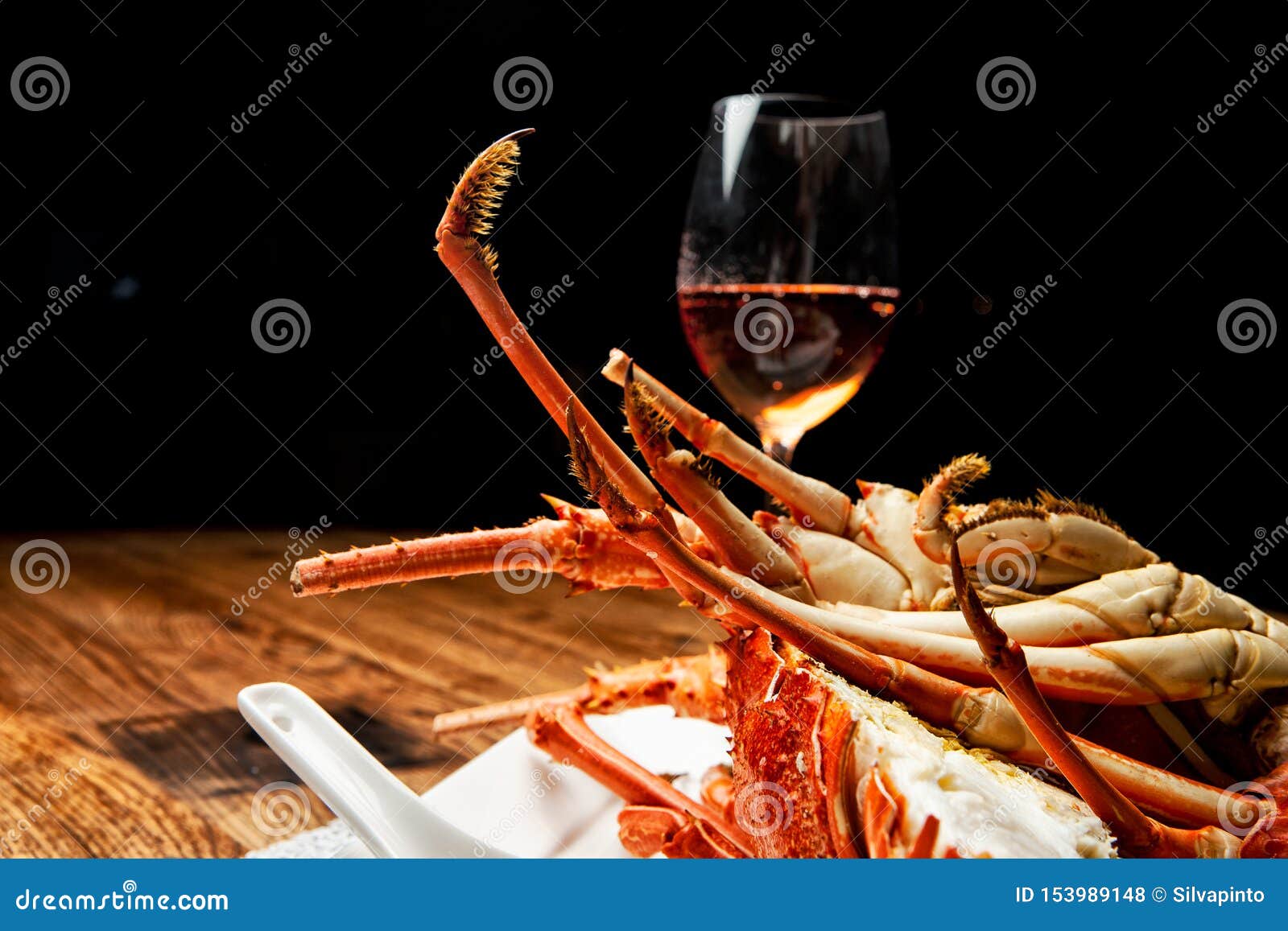 Fabuloso Plato De Langosta Sobre Una Mesa De Madera Con Vino Y Todo Lo ... Fabuloso Plato De Langosta Sobre Una Mesa De Madera Con Vino Y Todo Lo ...