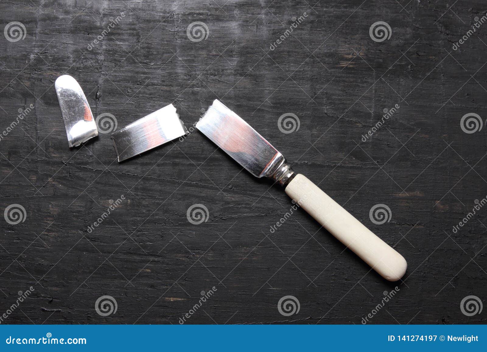 Faca de manteiga quebrada imagem de stock. Imagem de quebrado - 141274197