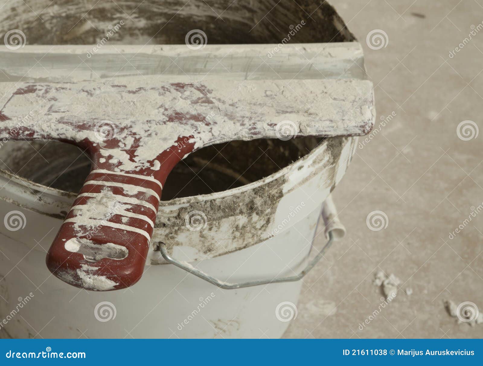 Faca e cubeta de Putty foto de stock. Imagem de galeria - 21611038