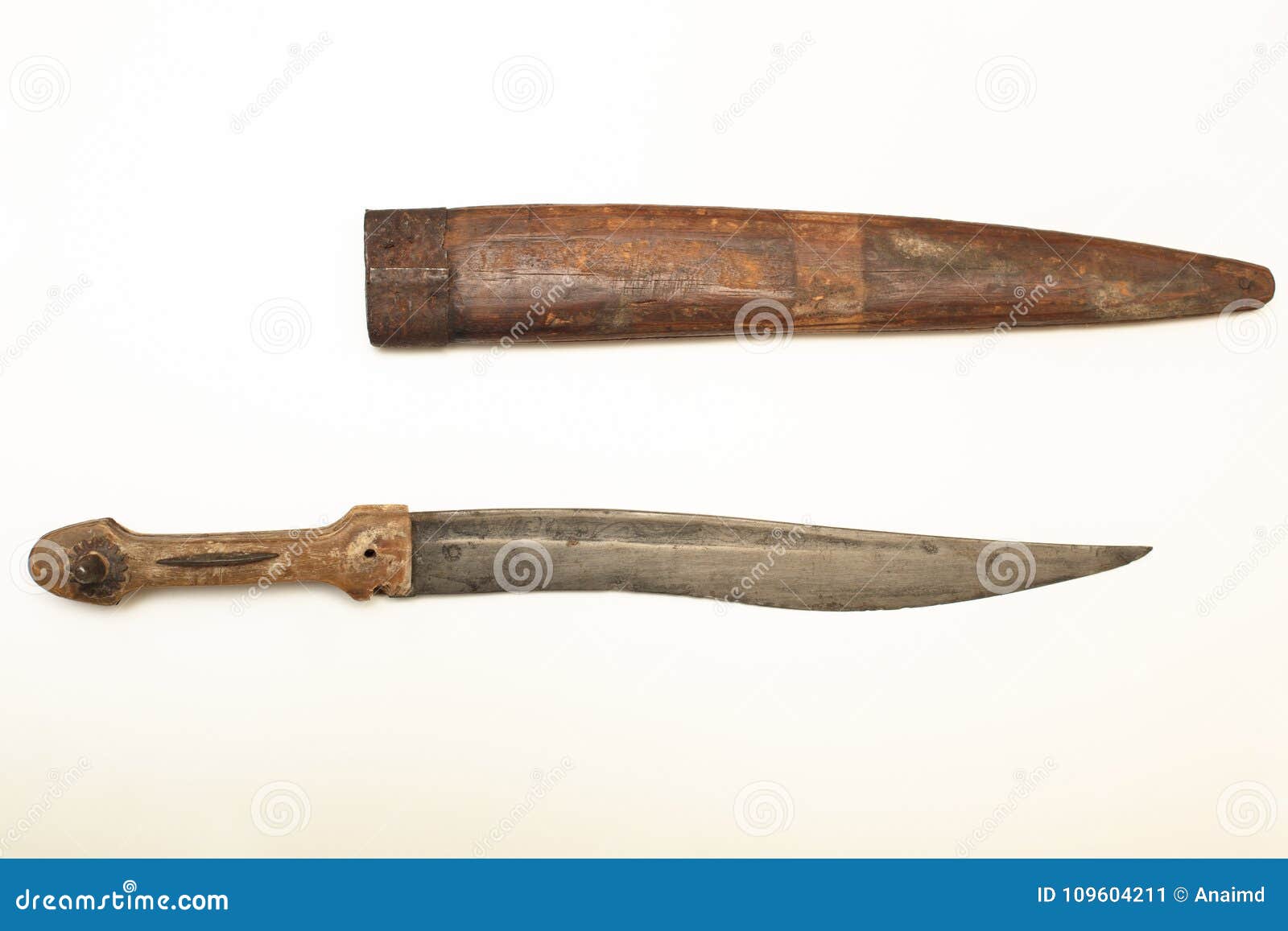 Faca Velha Com a Bainha De Madeira Isolada No Branco Imagem de Stock ...