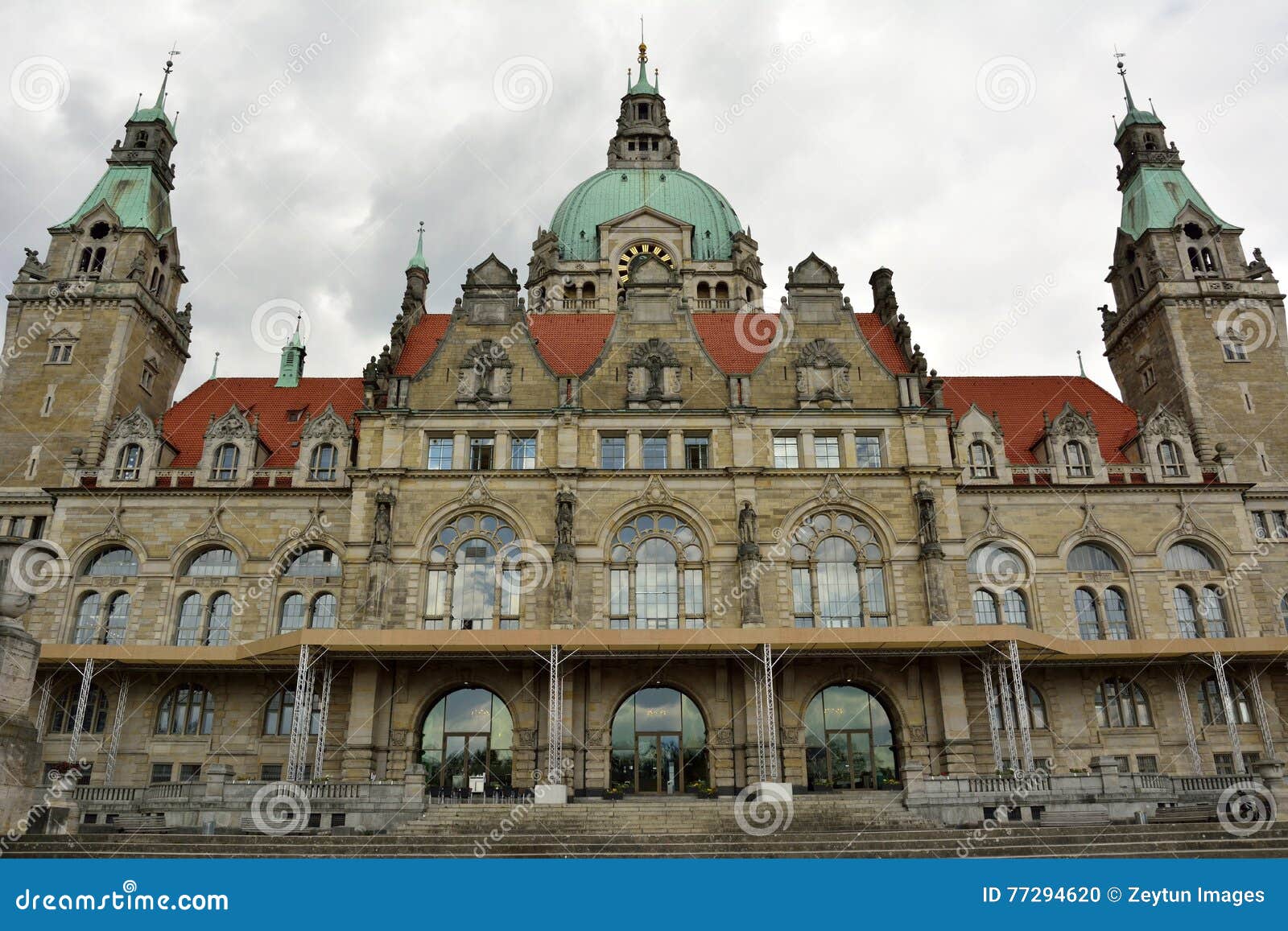 Facade of Neues Rathaus in Hanover. Editorial Image - Image of grey ...
