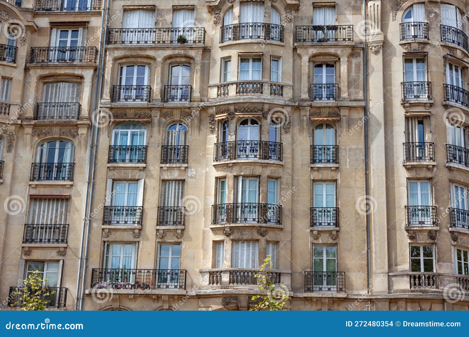 Facade of Parisian Building Stock Photo - Image of residence, balconies ...