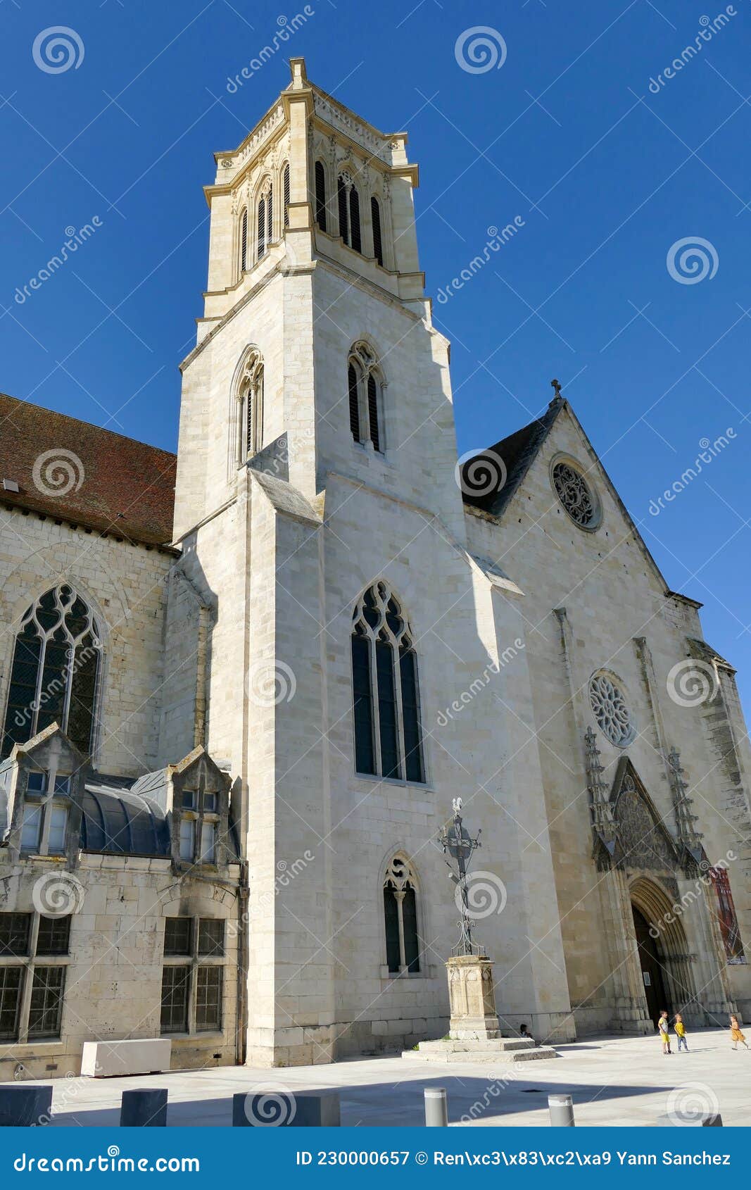 Facade of the Saint-Caprais Cathedral of Agen Editorial Photography ...