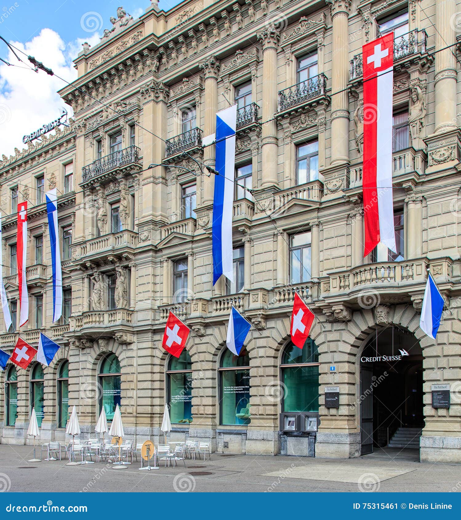 Facciata Dell'edificio Di Credit Suisse, Decorata Con Le Bandiere ...