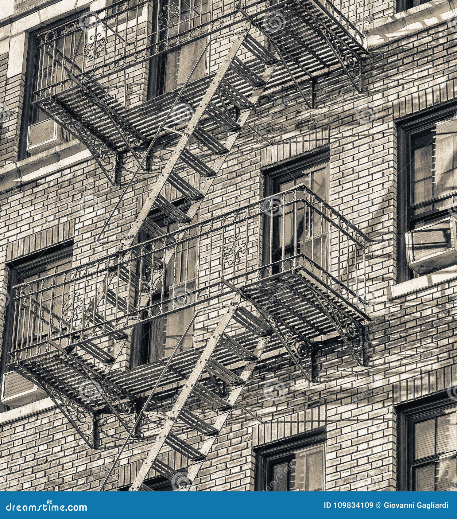 Facciata Edificio Di New York Manhattam Con Le Scale Esterne Immagine ...