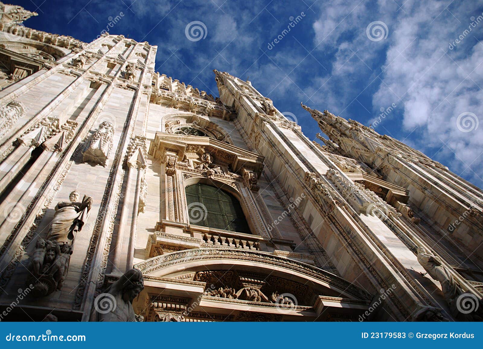 Facciata Gotica Della Cattedrale Di Milano Immagine Stock - Immagine di ...
