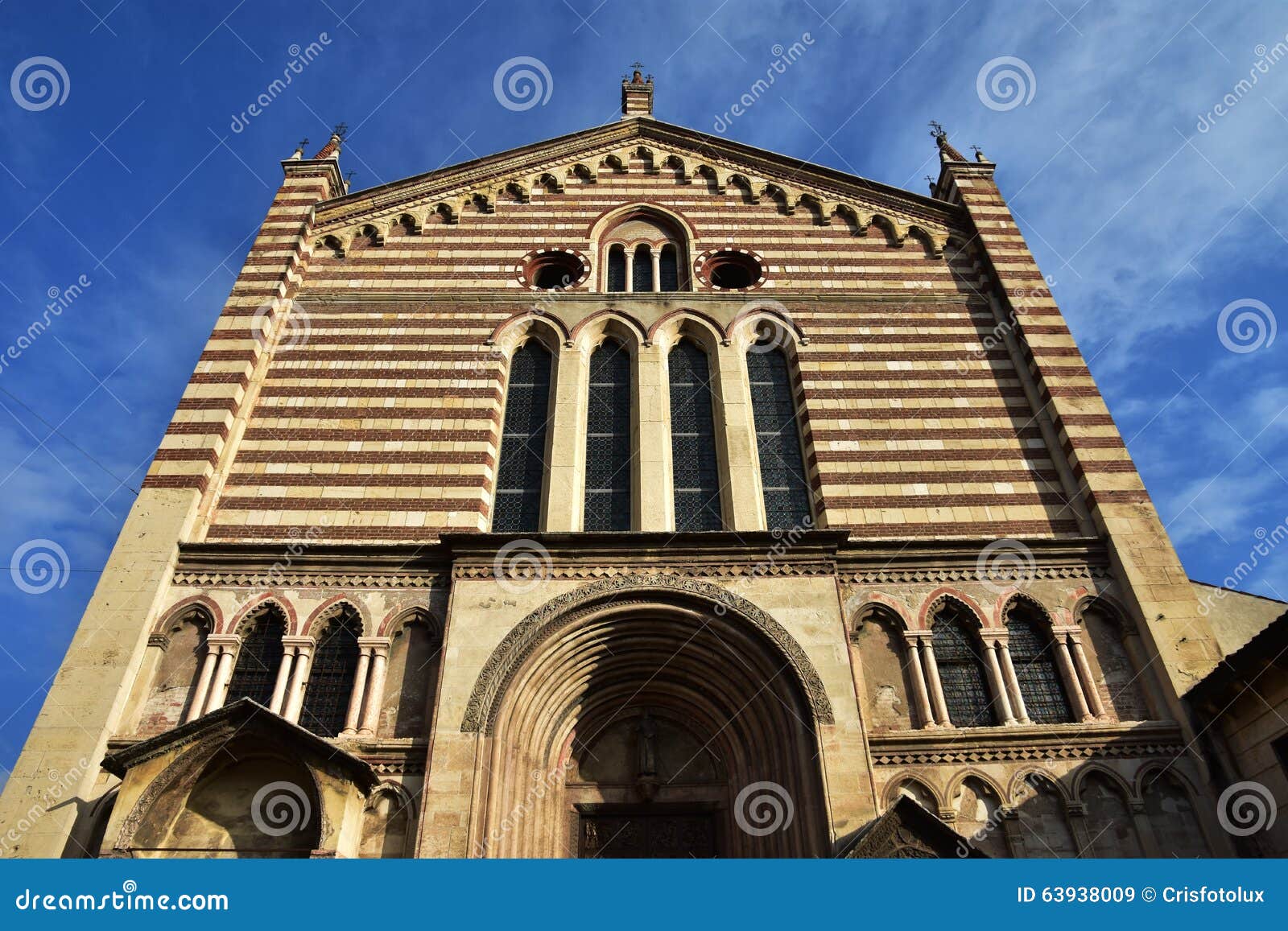Facciata Gotica Della Chiesa Di San Fermo Immagine Stock - Immagine di ...