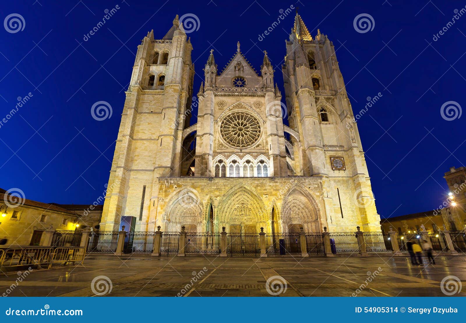 Facciata Gotica Di Leon Cathedral Nella Sera Fotografia Stock ...
