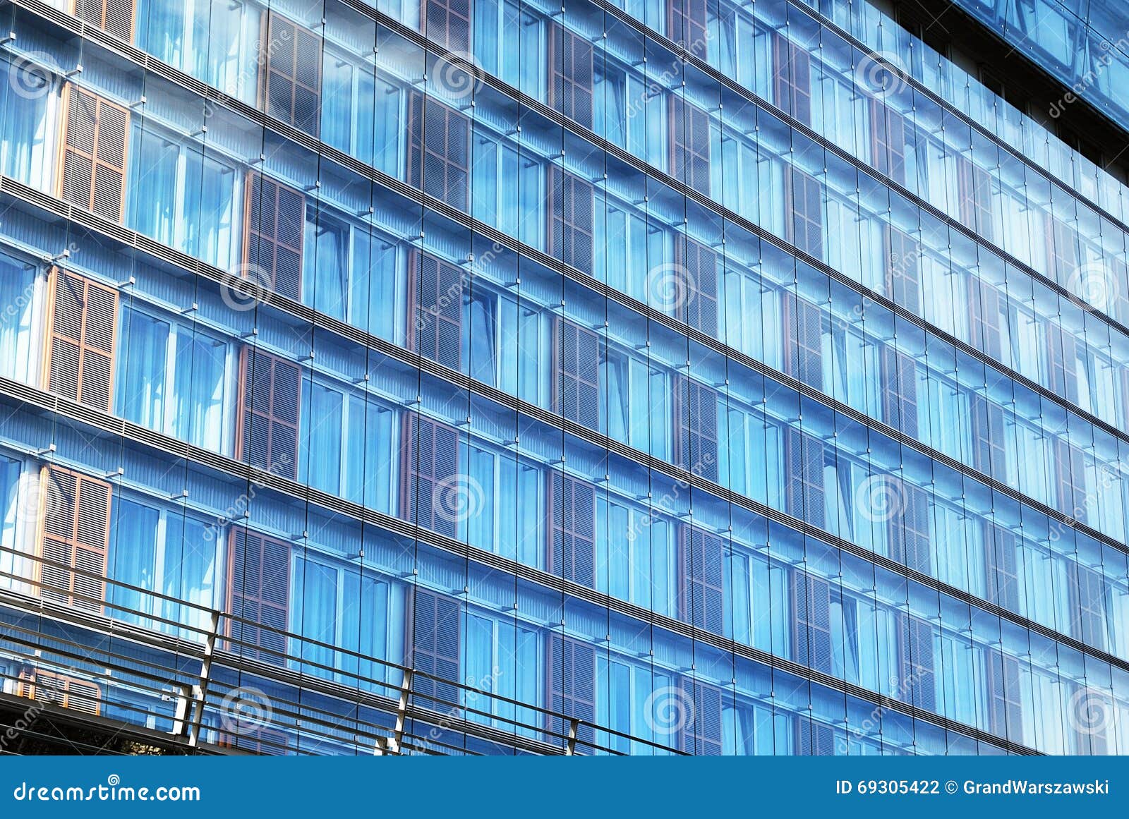 Facciata moderna fotografia stock. Immagine di funzionamento - 69305422