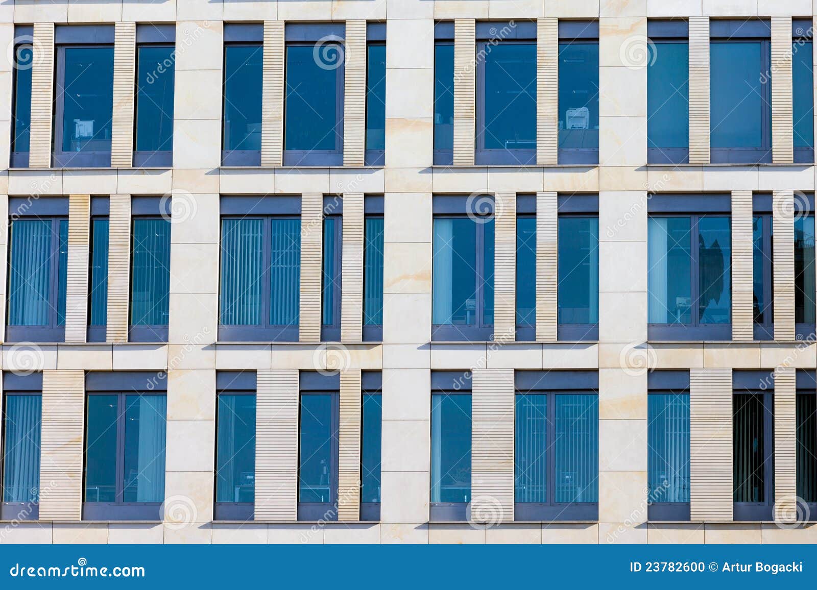 Facciata Moderna Dell'edificio Per Uffici Fotografia Stock - Immagine ...