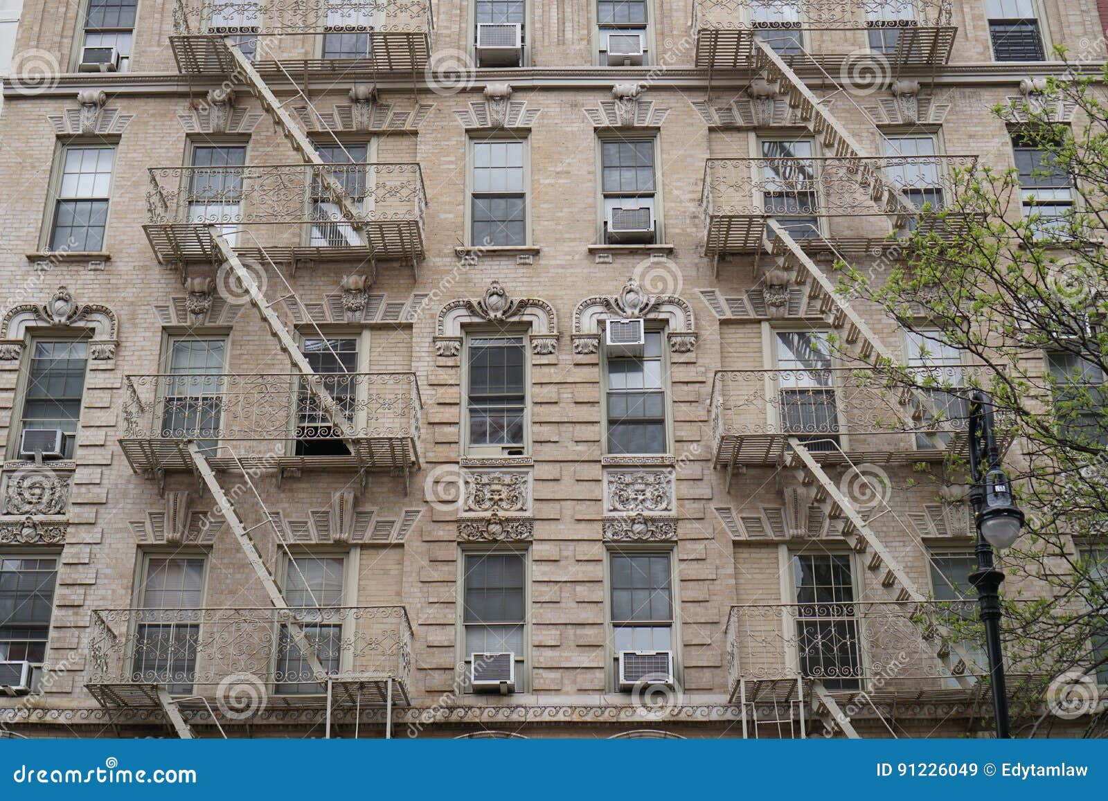 Facciate Edificio Di New York Con Le Scale Dell'uscita Di Sicurezza ...