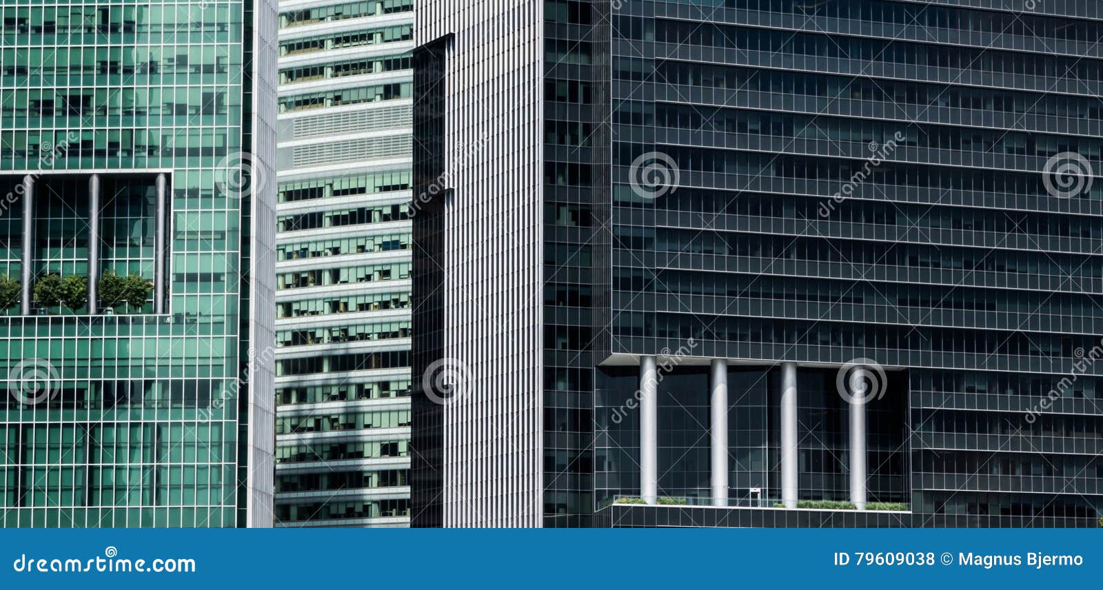 Facciate Multiple Del Grattacielo Con Le Caratteristiche Moderne Del ...